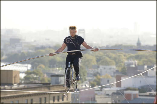 Acrobat Gets Ready To Tightrope Across The Niagara Falls Kids News Article